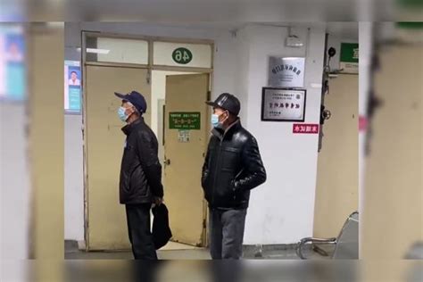 女子带爷爷去医院看病，出来扭头一看彻底懵圈了