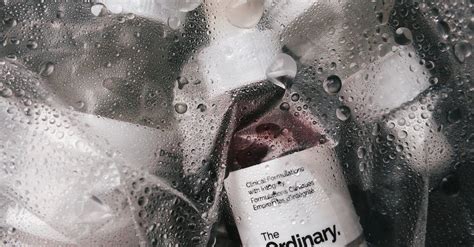 관념적인 깨끗한 아름다움 단순한 라이프스타일 모이스처라이저 미니멀리스트 바디 케어 반사 방수성 병 뷰티 루틴 비닐 봉투 수분 수직 쐈어 수화 작용