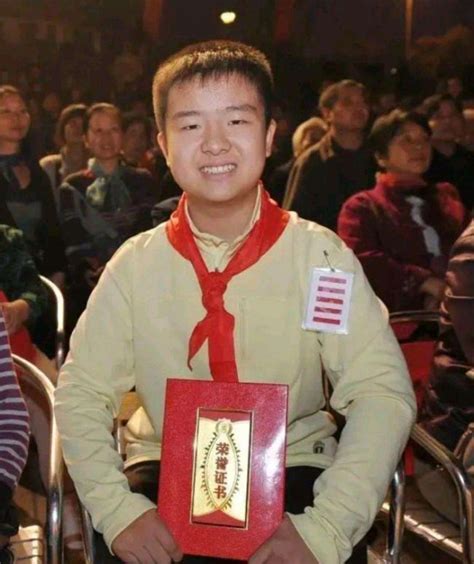 当年那个 五道杠”少先队队长，现在怎么样了？ ＊ 阿波罗新闻网