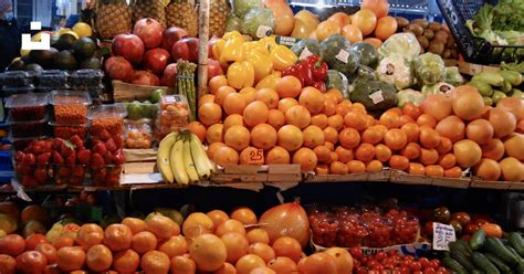 많은 과일과 채소로 가득 찬 식료품 점의 디스플레이 사진 Unsplash의 무료 Wallpaper 이미지