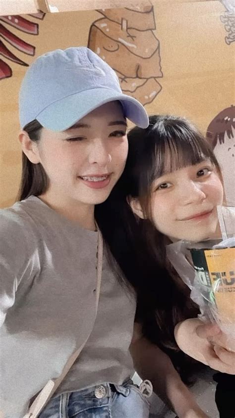 下班超素的兩個人 去逛旱溪 不知道要吃什麼 買了炒泡麵 兩個人算好幾次 都多了五元 對著老闆說多五元耶 老闆說 我知道ㄞ 你應該懂我的意思吧 好可愛的老闆 還有 第一次逛旱溪 被開罰單 楊