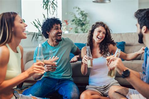 피자를 먹는 젊은 친구의 그룹입니다 홈 파티입니다 패스트 푸드 개념입니다 20 29세에 대한 스톡 사진 및 기타 이미지 20 29세 가정의 방 건강에 좋지 않은 음식