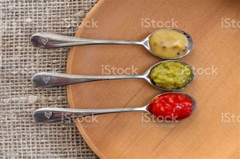 아지카 소스 겨자 페스토를 나무 접시에 숟가락으로 넣습니다 상단보기 음식 나무 요리의 사진 소스와 향신료 신호등 건강한 생활방식에 대한 스톡 사진 및 기타 이미지 Istock