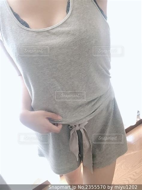 部屋着姿の女性の自撮りの写真・画像素材 Snapmart（スナップマート）