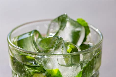 그린 민트 슬라이스 라임 얼음 조각 빨 대 매크로 텍스처와 모 히 토에 잔 가지 감귤류 과일에 대한 스톡 사진 및 기타 이미지 감귤류 과일 고명 과일 Istock