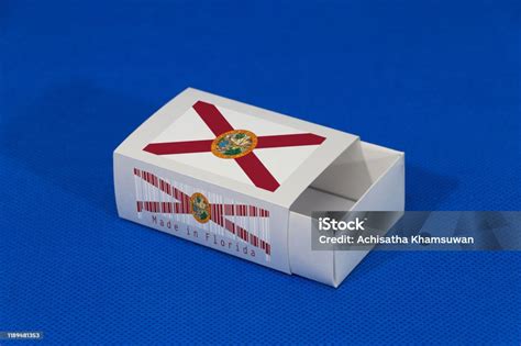바코드와 파란색 배경에 상태 플래그의 색상 넣어 일치 또는 제품에 대한 종이 포장 흰색 상자에 플로리다 플래그 수출 거래의 개념