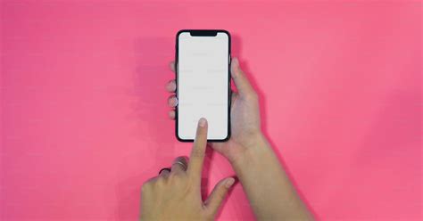분홍색 배경의 빈 화면 스마트폰을 들고 만지는 여성의 클로즈업 보기 사진 Unsplash의 복사 공간 이미지