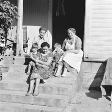 Figur 4 Jørgen Troels Smith Med Konen Rebekka Og To Barn På Trappen I