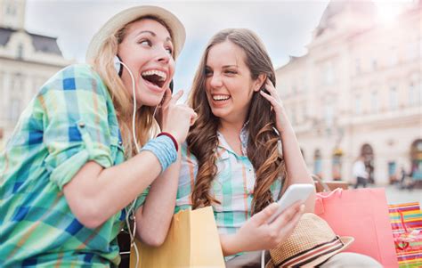 쇼핑 시간입니다 아름 다운 웃는 여자 좋은 쇼핑 후 재미가 있다 소비 패션 라이프 스타일 개념 2명에 대한 스톡 사진 및 기타