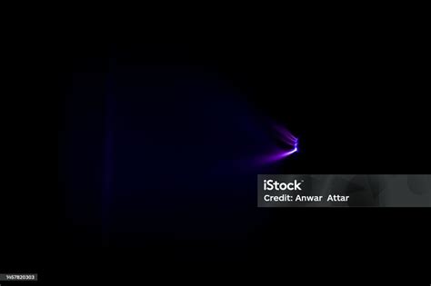 고전압으로 인한 두 전극 사이의 코로나 방전 효과 전기 아크 및 공기 이온화 개념 0명에 대한 스톡 사진 및 기타 이미지 0명 건강관리와 의술 고압 전류 주의