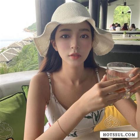 이윤지 아나운서 수영복 가슴골