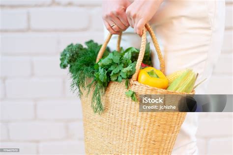 복사 공간이 있는 폐기물 제로 개념 빨대 바구니를 들고 있는 여자 야채 상품 친환경 쇼핑객 제로 폐기물 플라스틱 무료 개념 가방에 대한 스톡 사진 및 기타 이미지 Istock