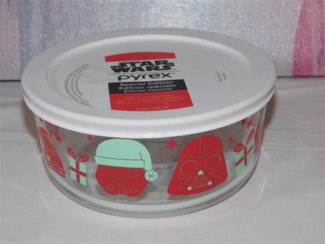 Pyrex Christmas Star Wars 4 Cup Glass Food Storage Snack Container Bowl
