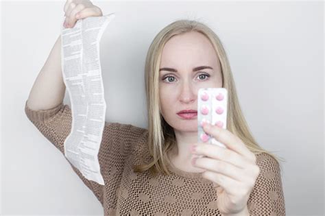 那個白底的女孩讀著藥品的說明書那個女人看著藥物的清單和成分家庭自用藥物的概念和藥物性質的研究 照片檔及更多 人 照片 人 健保和醫療 健康的生活方式 Istock