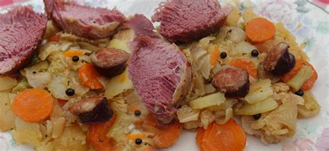 돼지고기 고기 소시지를 곁들인 녹색 양배추와 야채 스튜 식사가 제공됩니다 전통적인 프랑스 요리 0명에 대한 스톡 사진 및 기타 이미지 Istock