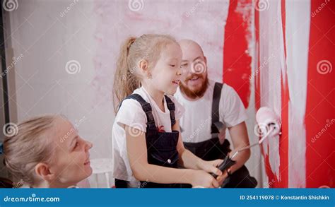 Mama Und Papa Unterrichten Ihre Kleine Tochter Wie Man Mauern Mit Einer Rolle Malen Kann