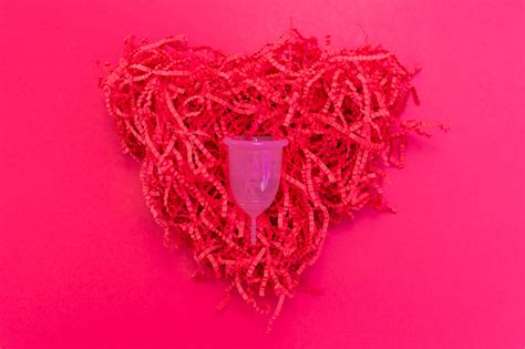 파쇄 된 종이 포장 재료의 생리 컵은 빨간색 배경에 평평하게 놓여 있습니다 사용 중 생리컵의 추상적인 상징적 이미지 0에 대한 스톡 사진 및 기타 이미지 Istock