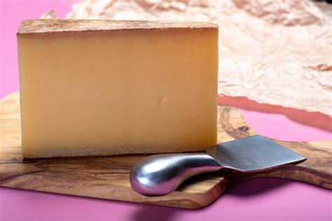 세 콩트 또는 Gruyere 드 콩트 Aoc 프랑스 치즈에서 만든 Unpasteurized 우유 생산의 전통적인 방법으로 동부