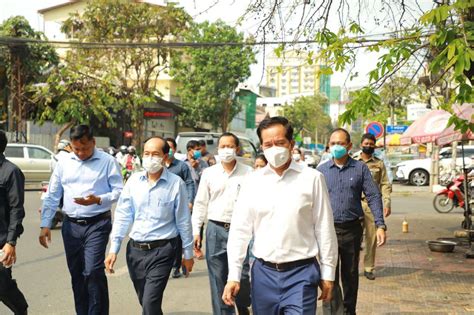 លោក ឃួង ស្រេង ចុះពិនិត្យទីតាំងសារមន្ទីរឧក្រិដ្ឋកម្មប្រល័យពូជសាសន៍ទួលស្លែង ខណៈ ប្រមុខរដ្ឋ