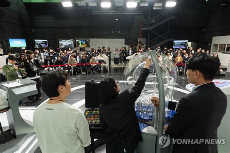 로터리데이 행사서 로또 복권 추첨 검수 연합뉴스