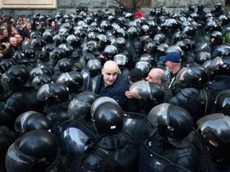 მთელი პოლიტიკური პროცესი ქუჩაშია გადმოსული ივანიშვილის მხარეს დგას არავინ „რობოკოპები