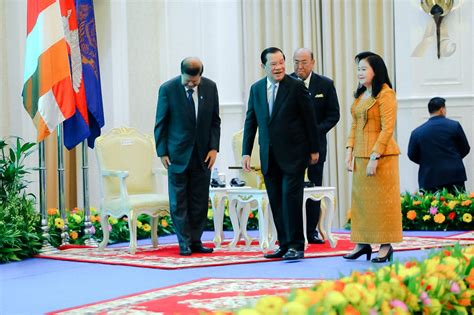 សម្ដេចកិត្តិព្រឹទ្ធបណ្ឌិត និងកូនៗចូលរួមអបអរសាទរសម្ដេចតេជោដោយផ្ទាល់ដែលទទួលបានពានរង្វាន់មេដឹកនាំឆ្នើម