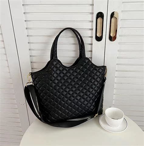 당일출고 누빔 퀄팅 대용량 보부상 토트 크로스백 봄코디 봄신상 퀄팅 크로스백 비건레더 엠보 비건핸드백 오피스룩가방 에이블리