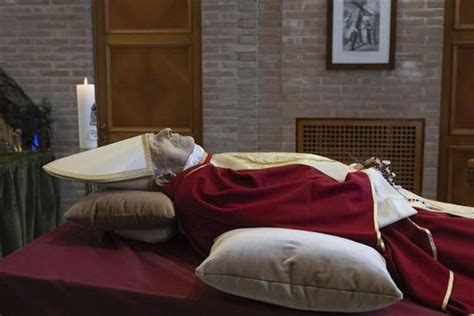 El Vaticano Difunde Primeras Imágenes Del Papa Muerto