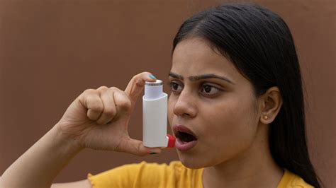 Pasien Asma Yang Terkena Inhaler Mengalami Serangan Asma Wanita Muda Menderita Asma Penyakit