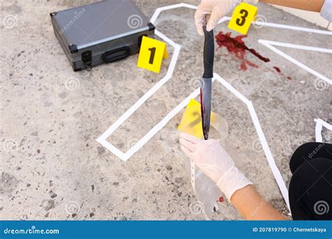 Detective Recolectando Evidencias En El Primer Plano De La Escena Del