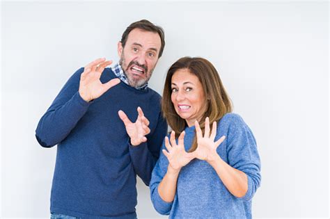 고립 된 배경 위에 사랑에 아름 다운 중세 부부는 혐오 식 불쾌 하 고 혐오 얼굴을 하 고 두려워 혐오 반응 때문에 손을 올려 성가신 개념입니다 남자에 대한 스톡 사진 및