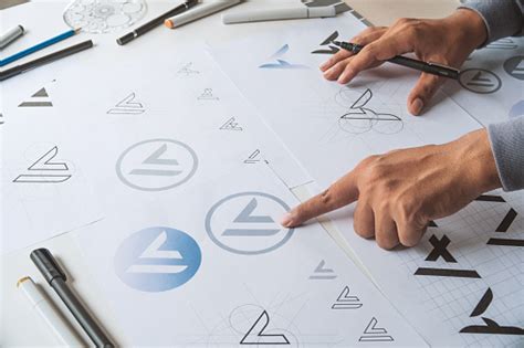 그래픽 디자이너 개발 프로세스 그리기 스케치 디자인 창의적인 아이디어 초안 로고 제품 상표 레이블 브랜드 작품 그래픽 디자이너 스튜디오 개념입니다 로고에 대한 스톡 사진 및