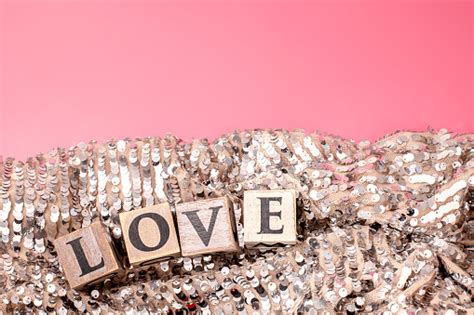 분홍색 발렌타인 데이 배경은 반짝반짝 빛나는 직물과 스팽글과 문자사랑 큐브 텍스트 복사 공간을 위한 여유 공간 엽서 인사말 카드 디자인 사랑 축하 개념 0명에 대한 스톡