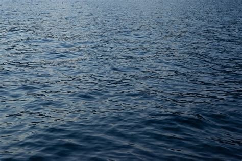 클로즈업 블루 바다 배경 브랜딩 달력 엽서 스크린 세이버 벽지 포스터 배너 커버 웹 사이트를위한 바다 파도 텍스처가있는 백업 디자인 또는 텍스트를 위한 장소 0명에 대한