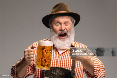 회색 스튜디오 배경에 고립 된 전통적인 오스트리아 또는 바이에른 의상을 입은 행복한 시니어 남자 맥주에 대한 스톡 사진 및 기타 이미지 Istock
