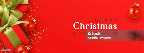 휴일 배너 메리 크리스마스와 새해 복 많은 새해 축제 물건 사실적인 빨간 선물 상자 바블 볼 반짝이 골드 색종이와 함께 Xmas 디자인 수평 포스터 웹 헤더 인사말 카드 0