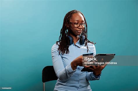 쇼핑 상점에서 직불 카드로 온라인 지불을하는 현대 태블릿을 가진 행복한 긍정적 인 매력적인 여성 개념에 대한 스톡 사진 및 기타 이미지 Istock