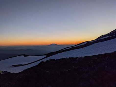 무료 사진 산의 정상 황혼 산 눈 덮인 노란 오렌지 일몰 풍경 구름 모래 언덕 새벽
