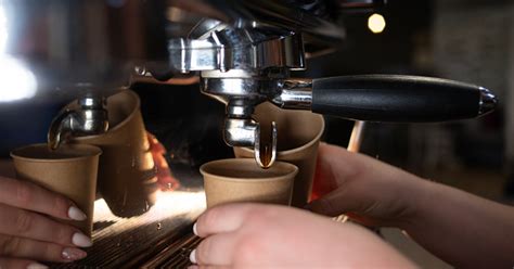 커피 메이커는 뜨거운 에스프레소를 유리에 붓습니다 종이 컵에 커피 라떼 카페 나 커피 숍과 따뜻한 음료 준비를위한 개념 맥주 공장에 대한 스톡 사진 및 기타 이미지 Istock