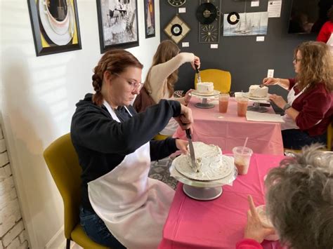 Gartman Model Bakery Decorator Offers Cake Decorating Lessons News Herald