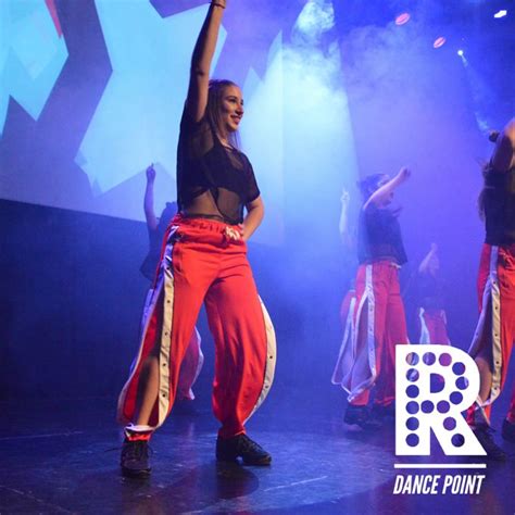 Un Poco De Calor Y Las Chicas De Rococo Dance Point