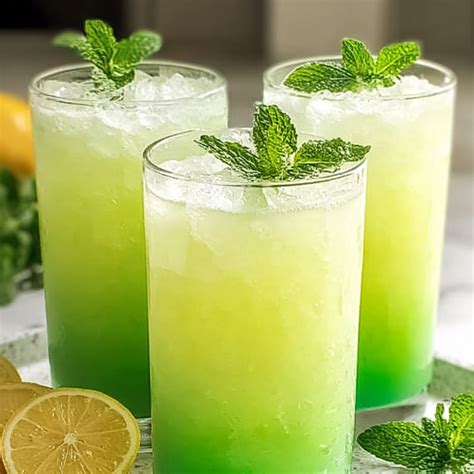 Sparkling Minty Lemonade With Bubbly Water And Fresh Mint Foodiffy