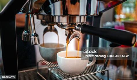 포터필터로 커피 머신에서 커피를 추출하여 컵에 커피를 붓고 커피숍의 커피 머신에서 에스프레소를 붓습니다 0명에 대한 스톡 사진 및 기타 이미지 Istock