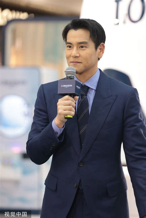 彭于晏西装造型出席活动 饱满肌肉呼之欲出 搜狐大视野 搜狐新闻