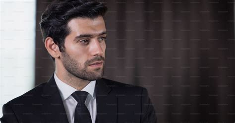 사려 깊은 사업가는 직장에서 프로젝트를 생각하고 홈 오피스에서 새로운 아이디어 영감을 생각합니다 사진 Unsplash의 사업 이미지