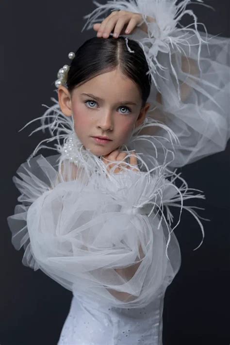 Height 127cm 4 2 Shoe 32 Eu 1 Us 13 Uk Hair Light Brown Eyes Blue Green