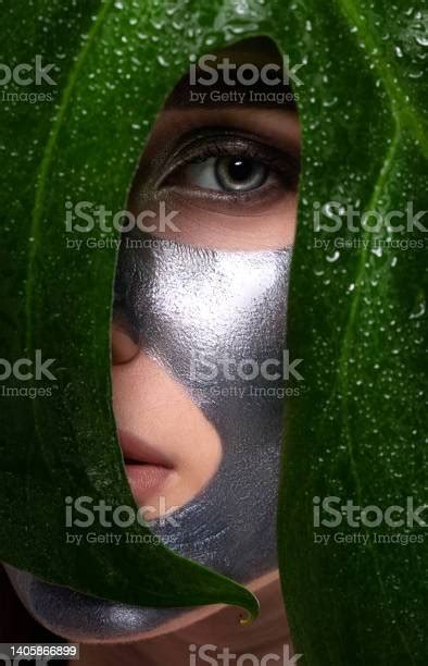 피부를 젊어지게하기 위해 얼굴 마스크를 적용하는 소녀 얼굴과 몸에 문제가있는 피부의 미용 치료 18 19세에 대한 스톡 사진 및 기타 이미지 Istock