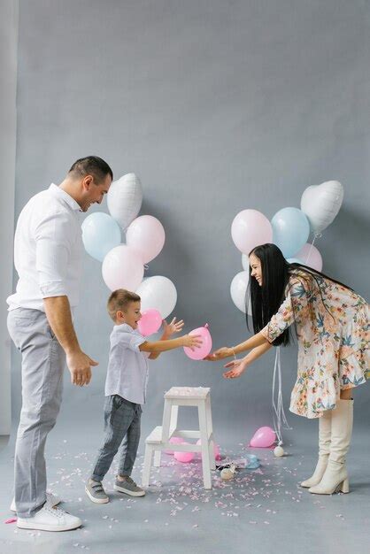 Fête de révélation du sexe Une belle famille élégante avec un enfant a découvert le sexe de la