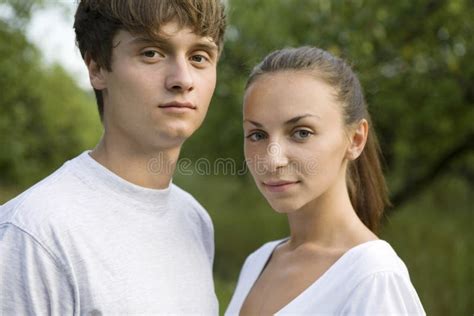 Liebevolle Junge Entspannende Paare Beim Wandern Im Wald Stockbild Bild von wald beiläufig