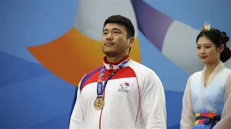 Э Содномпилжээ М Уранцэцэг нарт Хөдөлмөрийн баатар цол хүртээнэ E Mn